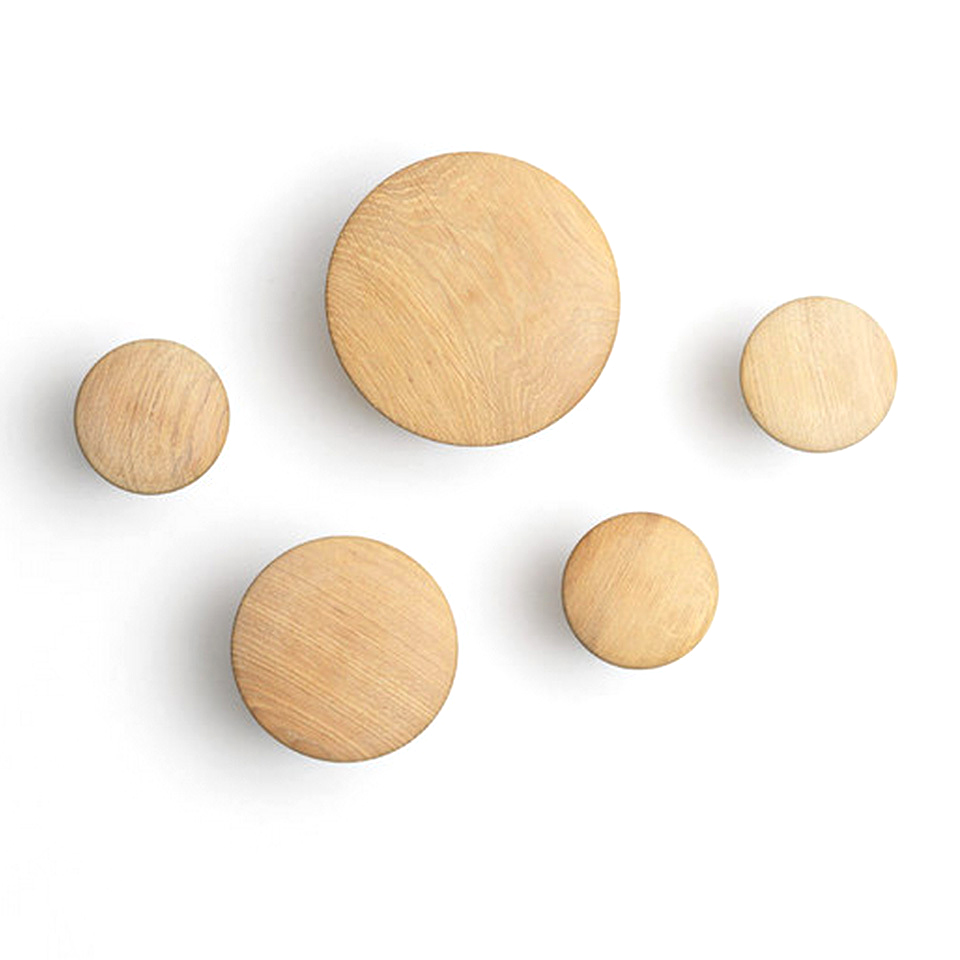 Dots - Set de 5 patères en bois - Chêne Muuto pour chambre enfant - Les ...